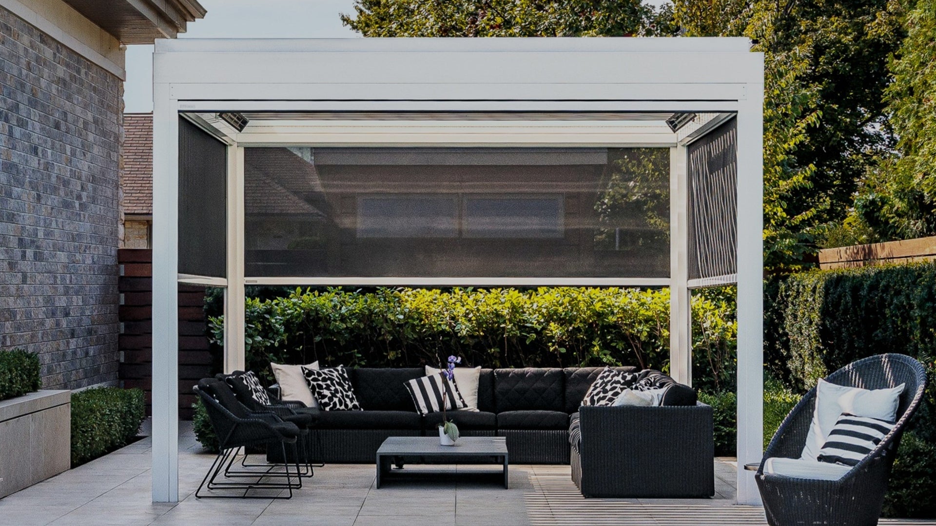 Motorized or Manual Louvers: Which Pergola Is Right for You? – TerraSummer