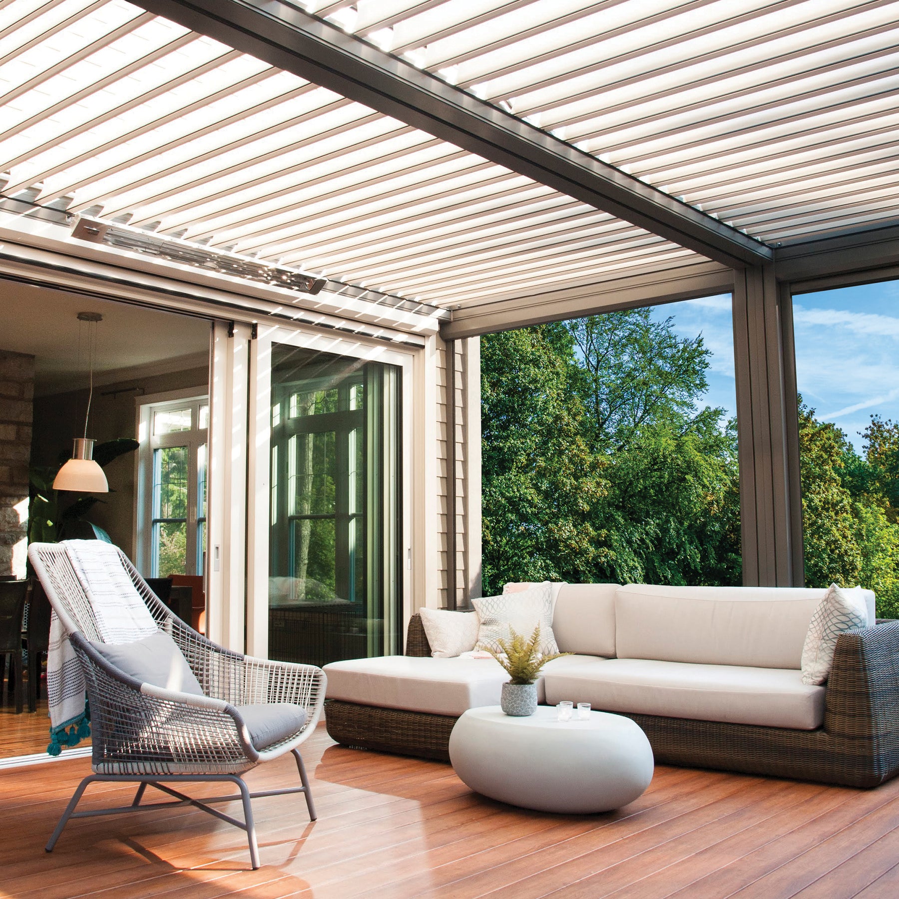 Motorized louvered pergola – TerraSummer